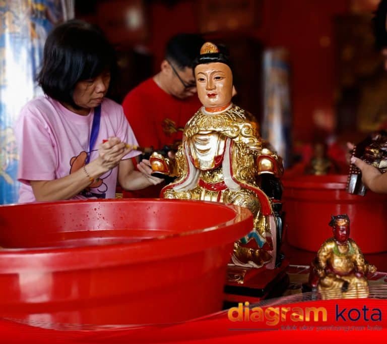 Klenteng Tri Dharma Teng Swie Bio Gelar Ritual Memandikan Rupang ...